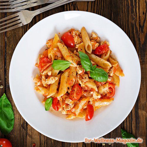 Low-Carb-Penne mit Hähnchen, Tomaten und Basilikum - Rezept mit ...