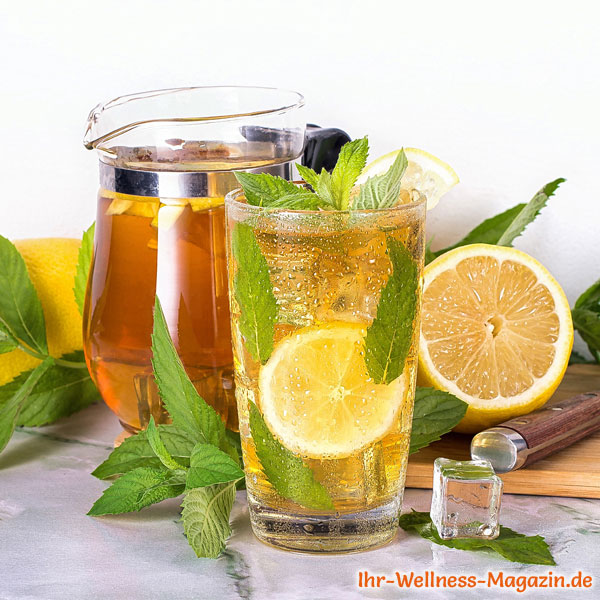 Zitronen-Minze-Eistee selber machen - kalorienarmes Rezept