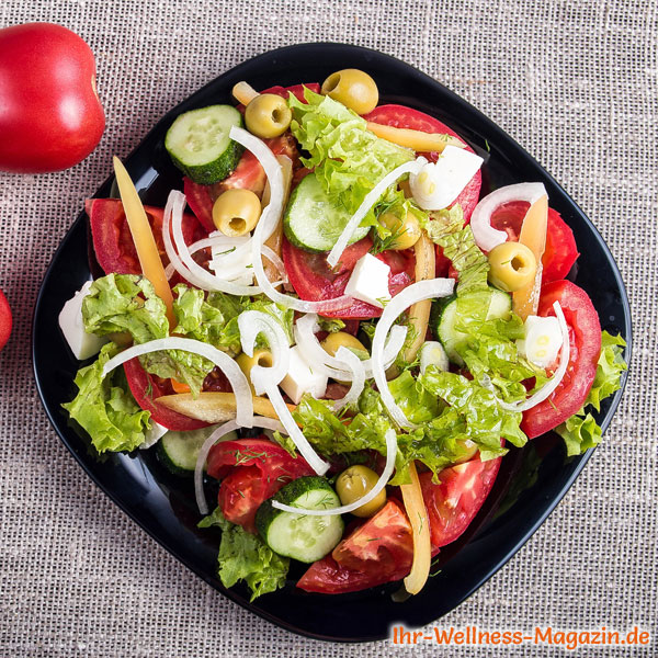 Schneller gemischter Salat - gesundes Low-Carb-Rezept zum Abnehmen